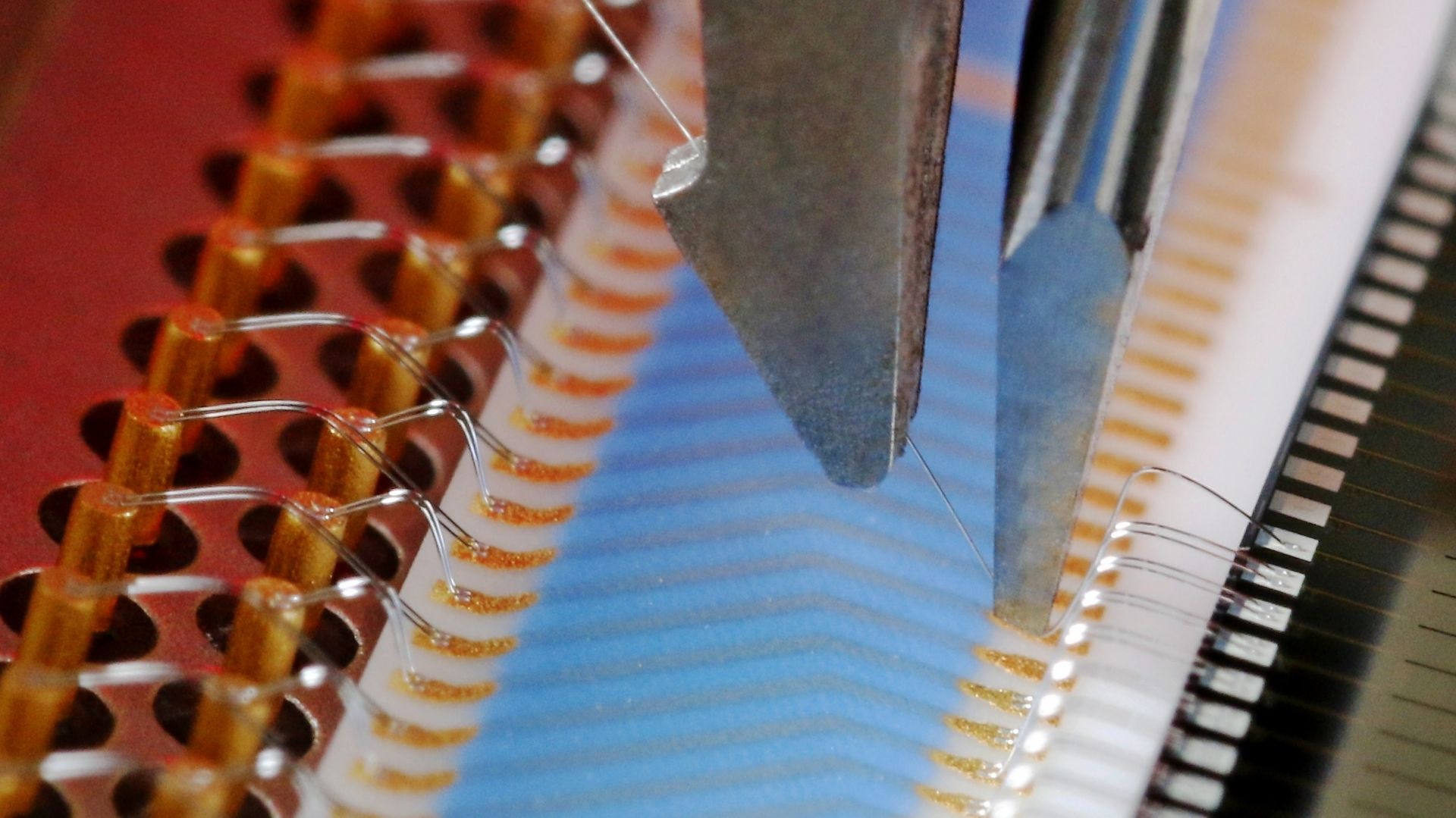 Chips and wire bonding | Micro-Hybrid