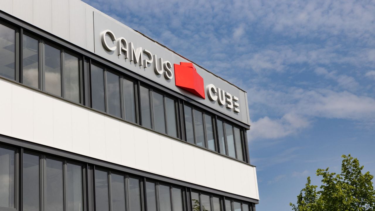 Dr. Knuth Baumgärtel unveils the Campus Cube signet